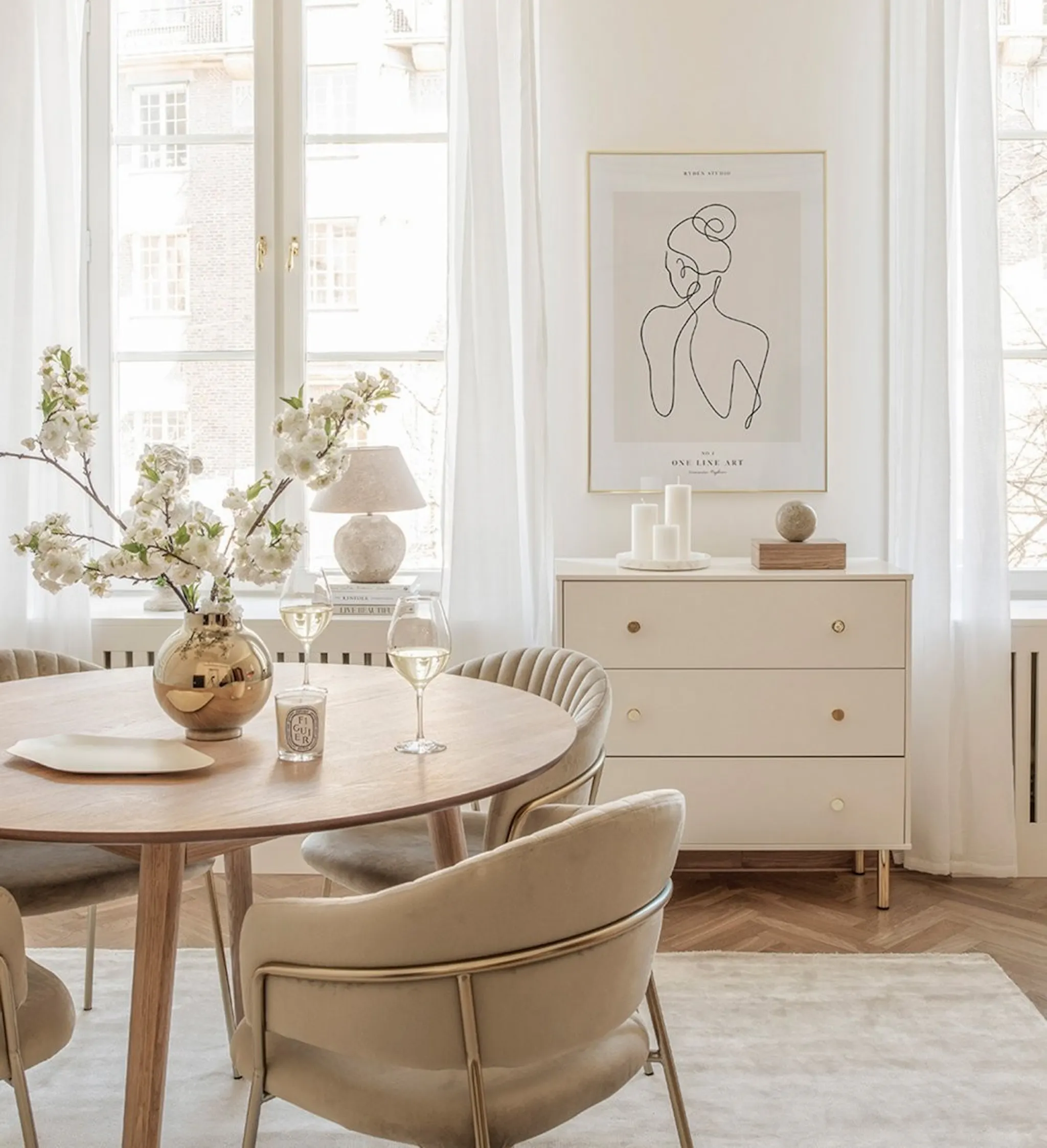 Enkel og trendy bildevegg med moderne plakater med linjer og former med ...